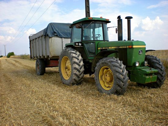 Deere 4240S: Specs, Engine, Transmission, Dimensions