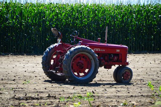 Farmall 300: Specs, Engine, Transmission, Dimensions